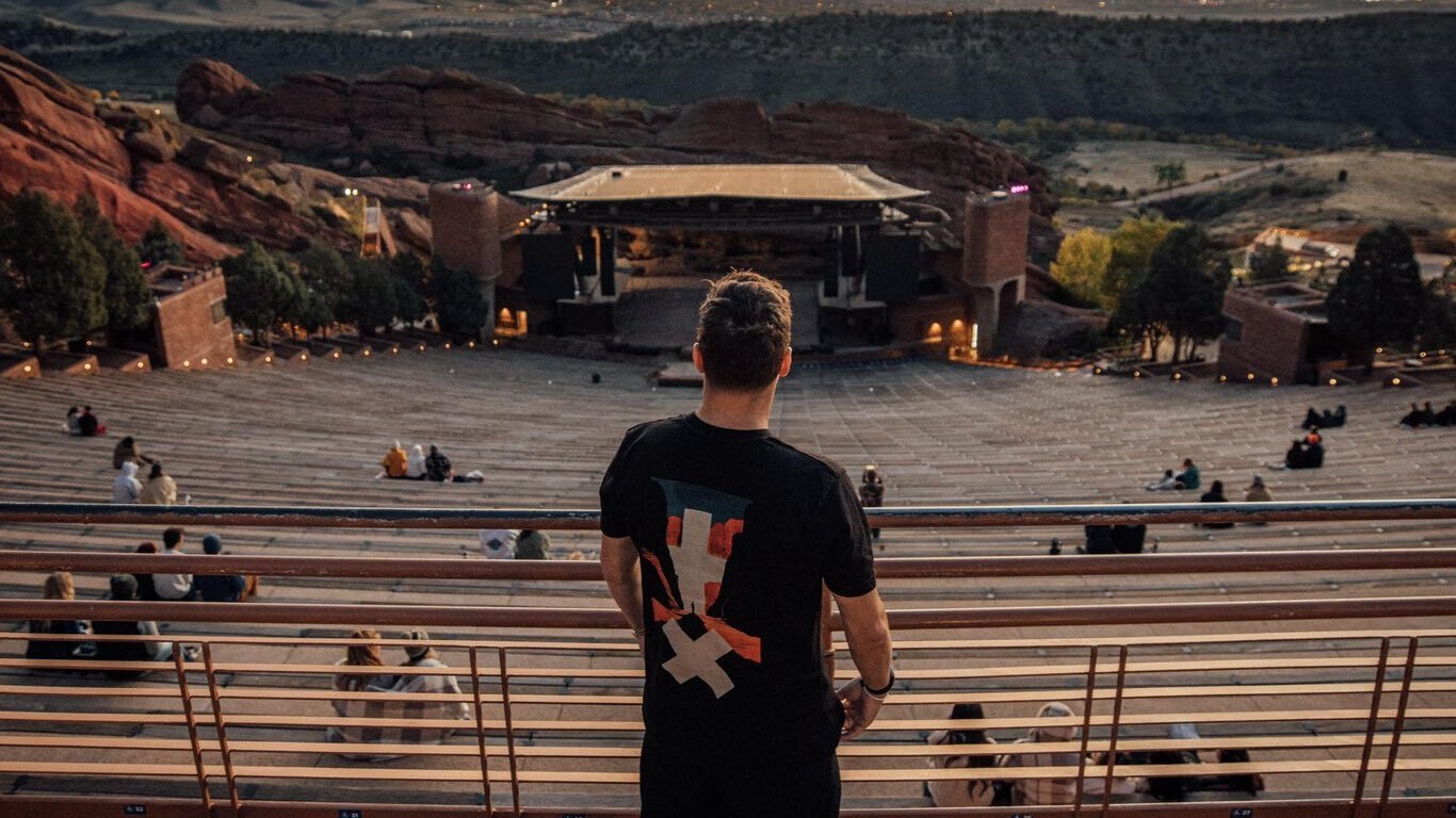 iFLYER: Martin Garrix (マーティン・ギャリックス) 、2025年10月にRed Rocks (レッド・ロックス) で行っ ...