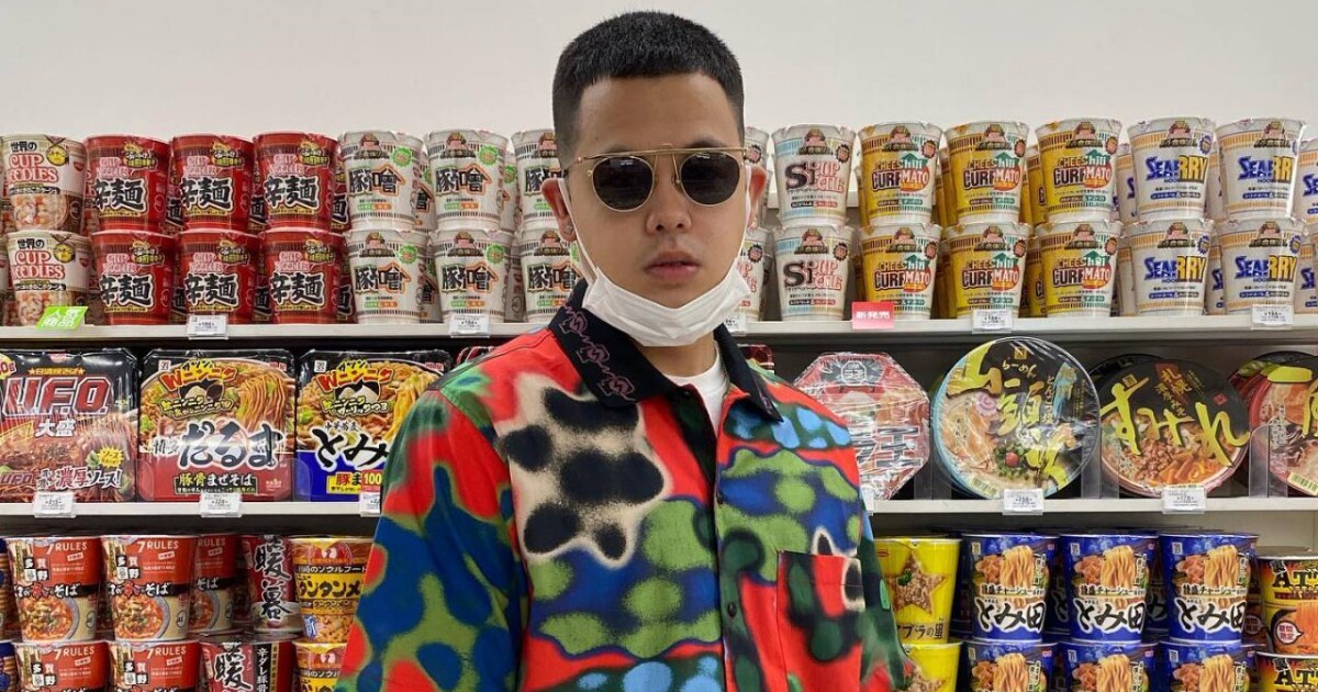 iFLYER: MIYACHI（ミヤチ）がニュースキャスター、お天気お兄さんに...!? MIYACHIクオリティ全開な最新曲「WHAT ...